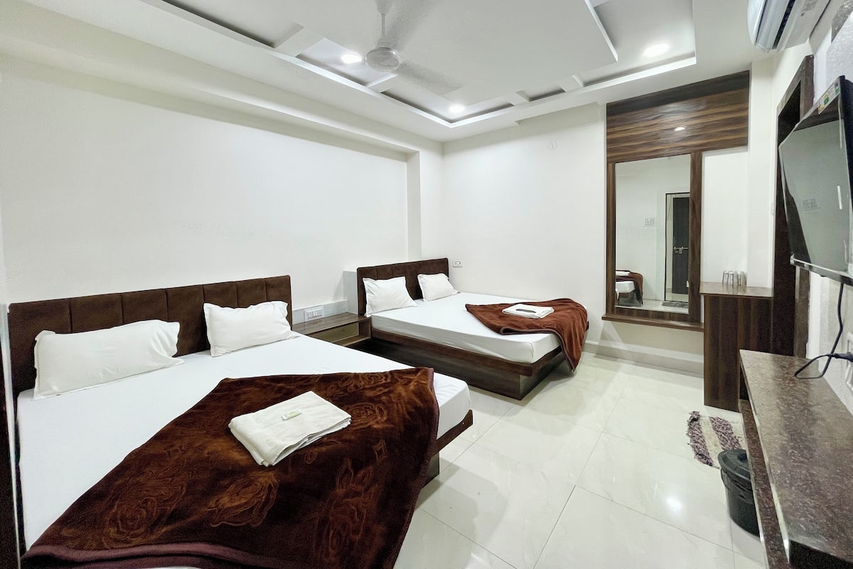 Quarto quádruplo superior | Roupas de cama premium, escrivaninha, espaço de trabalho para notebook