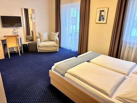 Quarto casal | Escrivaninha, espaço de trabalho para notebook, Wi-Fi de cortesia. Hotel Friedrichstraße