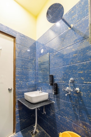 Chuveiro, toalhas de banho, sabonete, shampoo