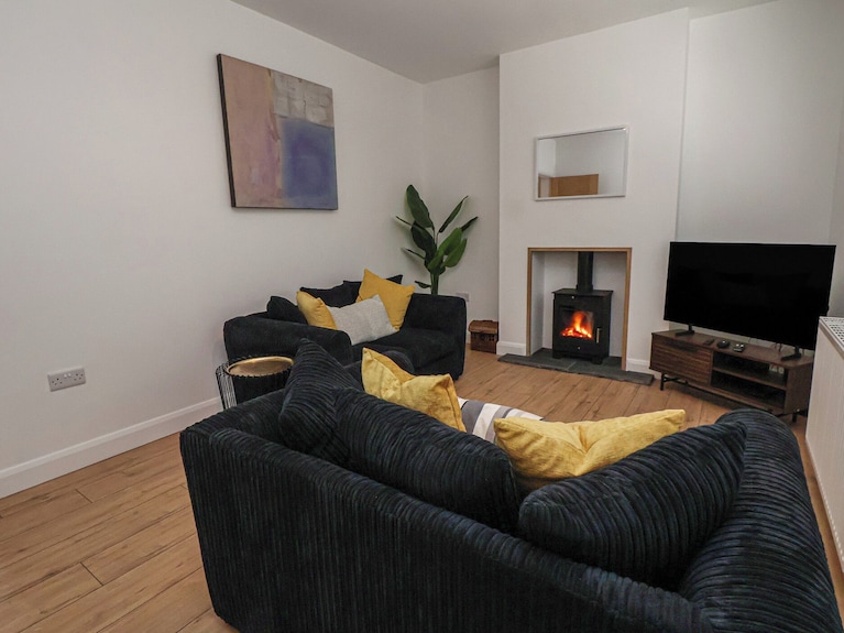 5 Marsh Lane, Pet Friendly, With Open Fire In Flint - Mold