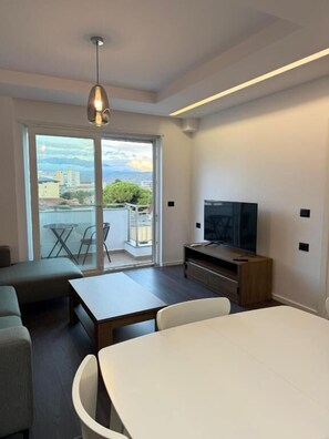 Apartamento conforto, sacada, vista para a cidade | Área de estar