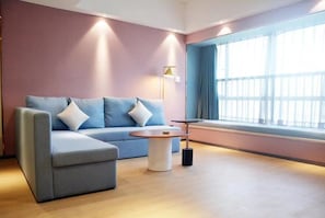 Suite Superior, Vista para a cidade | Sala de estar | Televisor de 40 polegadas com canais por cabo