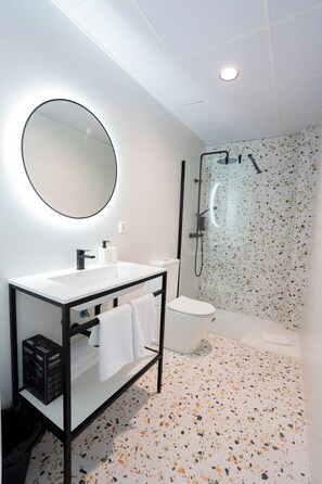 Apartamento Comfort | Casa de banho | Um polibã, um secador de cabelo, toalhas fornecidas, sabão 