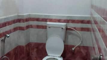 Um polibã, artigos de higiene pessoal grátis, toalhas fornecidas