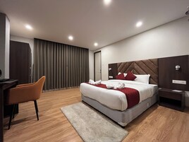 Quarto luxo, 1 cama Queen | Escrivaninha, espaço de trabalho para notebook, cortinas blackout