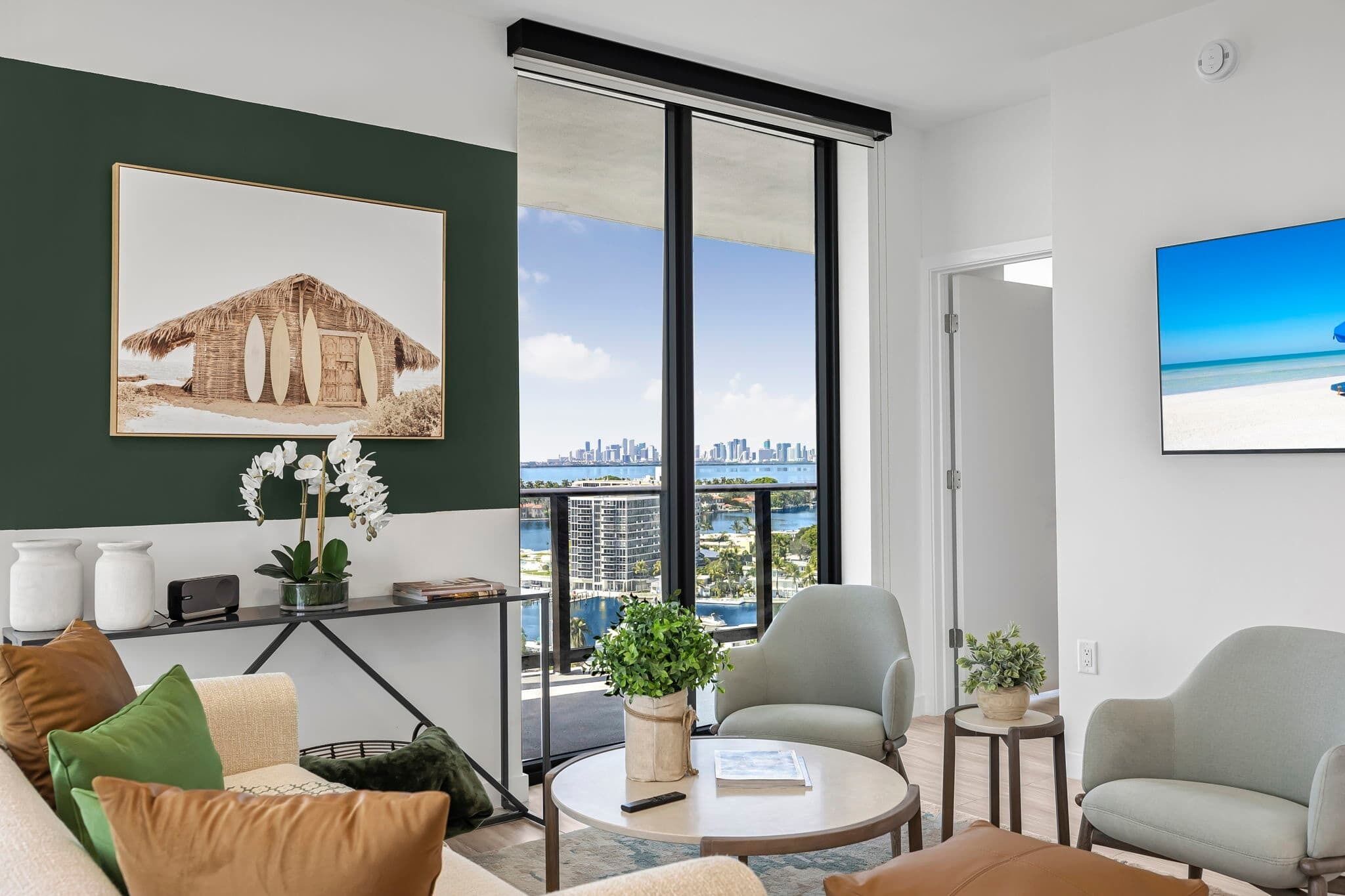 Miami Beach Oceanfront 2br: Beach Views & Pool! - Miami Beach, FL