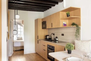 Apartamento | Cozinha privada | Um frigorífico, um micro-ondas, um forno, uma placa de cozinha