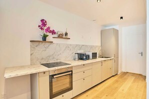 Apartamento | Cozinha privada | Um frigorífico, um micro-ondas, um forno, uma máquina de lavar louça