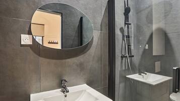 Apartamento | Banheiro | Secador de cabelo, toalhas de banho, sabonete, shampoo