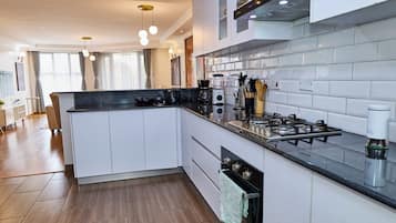 Um frigorífico, um micro-ondas