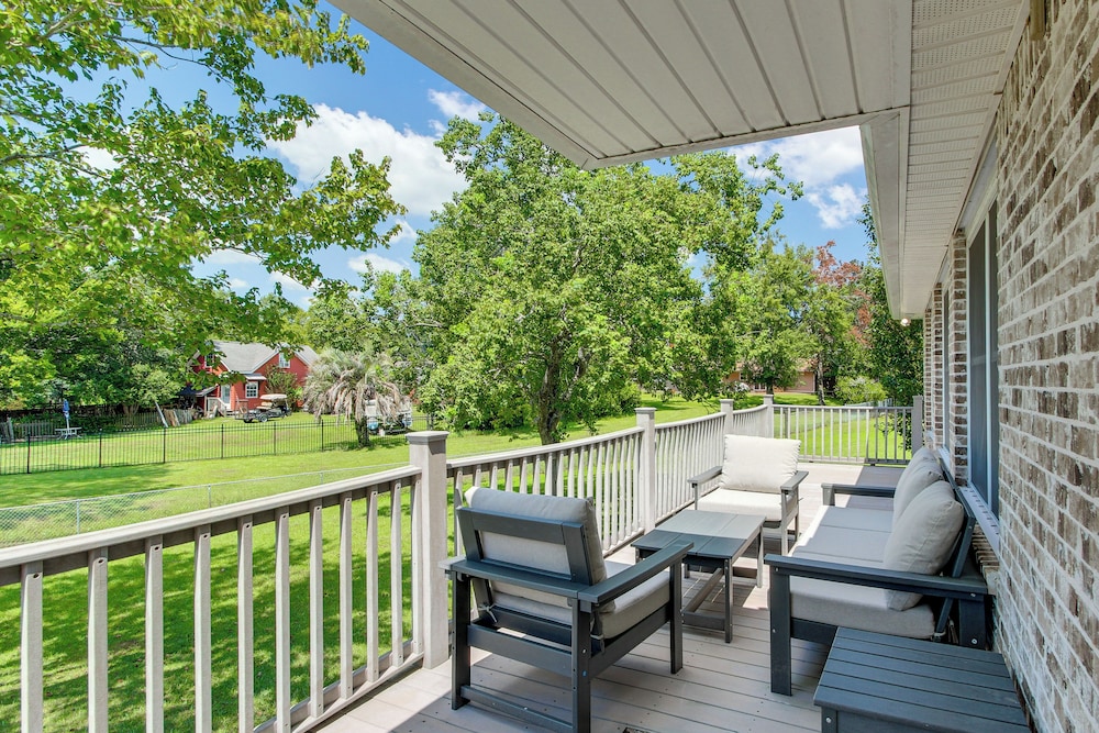 Yard & Dock: Waterfront Group Getaway In Biloxi - Biloxi, MS