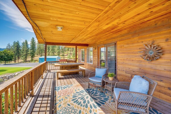 Mtn-view Getaway W/ Spacious Deck In Republic! - Curlew Lake State Park, Republic