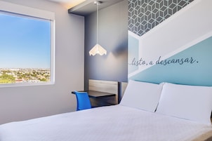 Quarto superior, 1 cama Queen | Escrivaninha, espaço de trabalho para notebook, Wi-Fi de cortesia