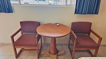 Escrivaninha, ferros/tábuas de passar roupa, Wi-Fi de cortesia