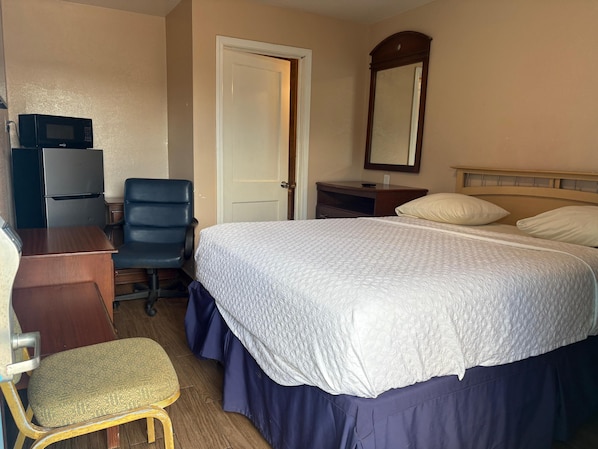 Quarto, 1 cama Queen, para não fumantes | Wi-Fi de cortesia, roupa de cama