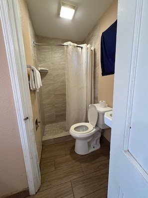 Quarto, 1 cama Queen, para fumantes (Kitchenette) | Banheiro | Toalhas de banho