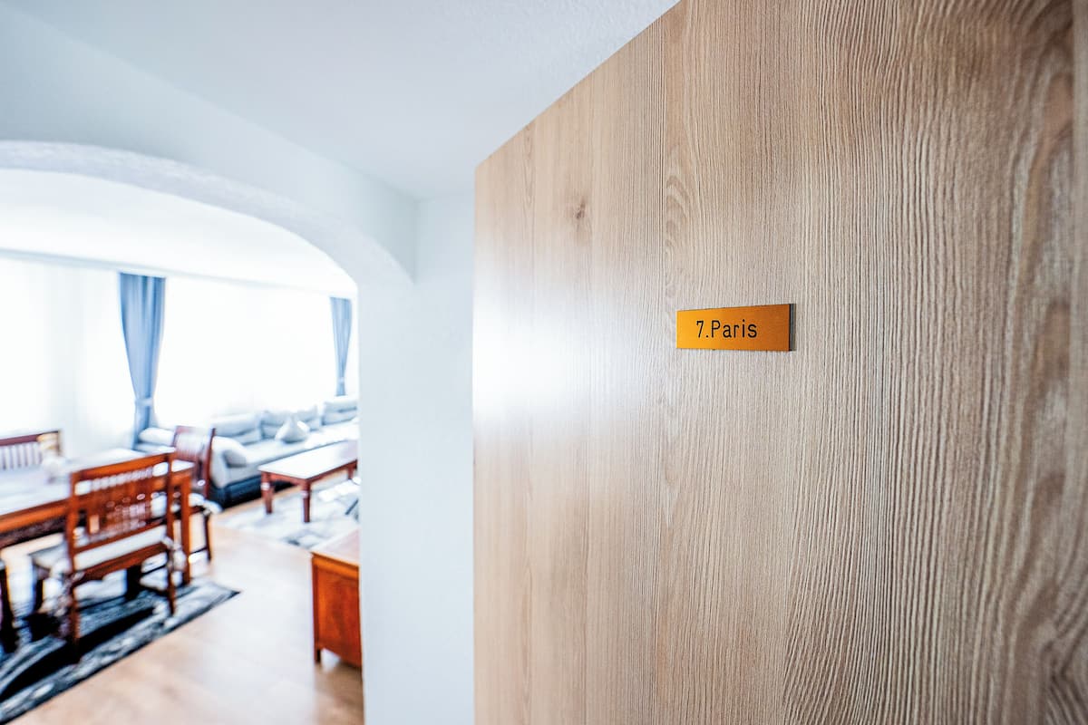 Uma porta de madeira com uma placa que diz "7.Paris".