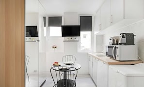 Apartamento | Cozinha privada | Um frigorífico, um micro-ondas, um forno, uma placa de cozinha 