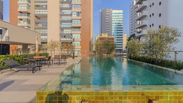 Piscina exterior, da(s) 7:00 à(s) 22:00, guarda-sóis, espreguiçadeiras