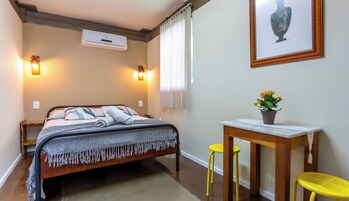 Espaço de trabalho para notebook, cortinas blackout