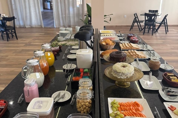 Café da manhã com buffet grátis todos os dias