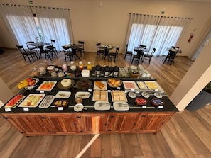 Café da manhã com buffet grátis todos os dias