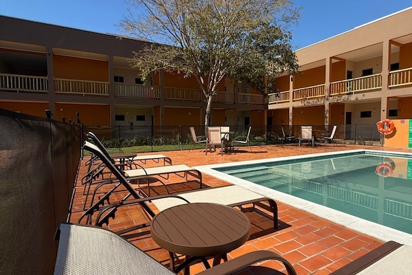 Quarto luxo, vista para o jardim | Cofres nos quartos, cortinas blackout, Wi-Fi de cortesia