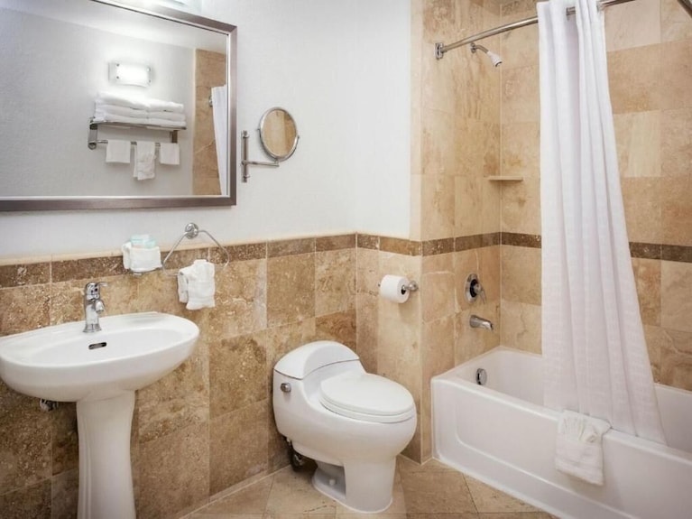 Vibrant Two Queens Room Near San Diego Harbor Walkable Little Italy Stay - Coronado, CA