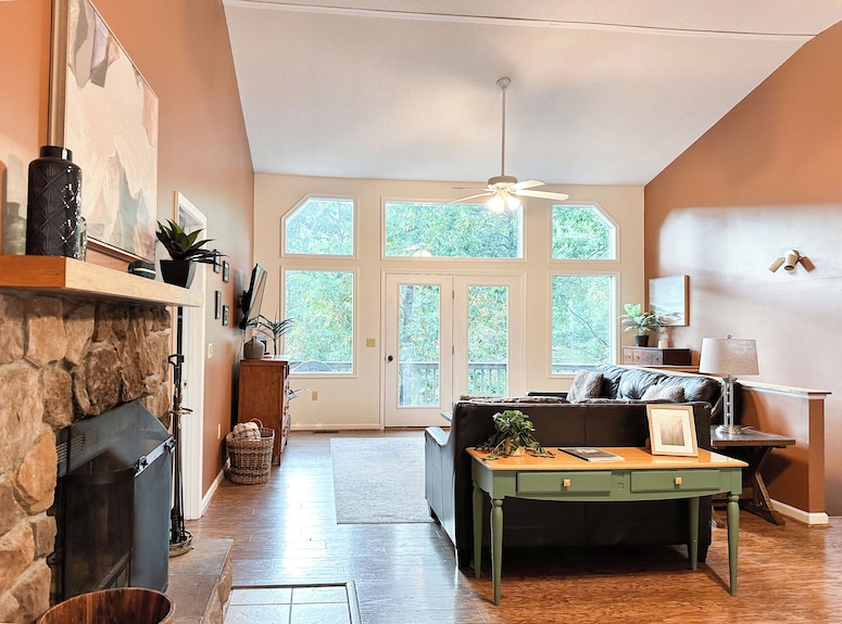 Spacious Massanutten Chalet - Minutes From Slopes, Trails, & Wineries - Massanutten, VA