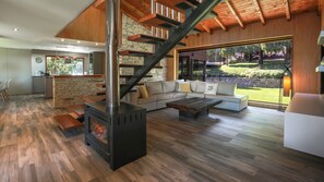 Casa luxo, 4 quartos, piscina particular, vista para a montanha | Área de estar | Smart TV 45 polegadas com canais via satélite, lareira, Netflix