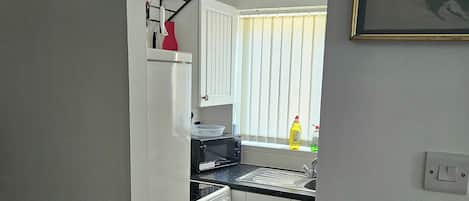 Geladeira, micro-ondas, fogão, cooktop