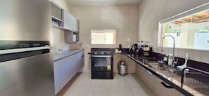 Villa Básica | Cozinha privada | Um frigorífico, um micro-ondas, utensílios de cozinha, mesas de jantar