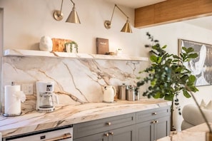 Um frigorífico, um micro-ondas, um forno, uma placa de cozinha