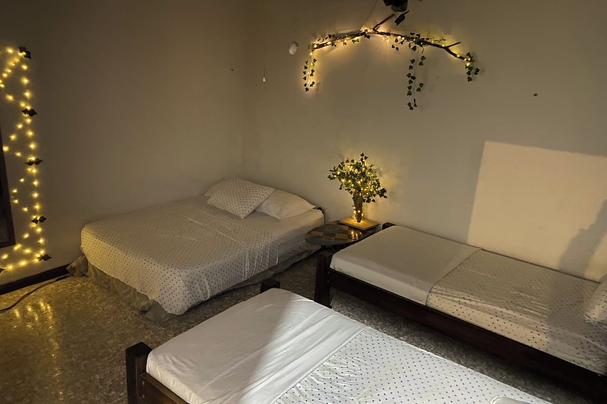 Quarto quádruplo conforto | Ferros/tábuas de passar roupa, Wi-Fi de cortesia, roupa de cama