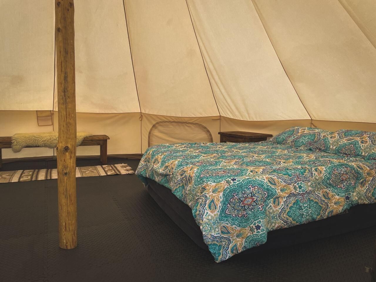 Uma tenda com uma cama dentro.