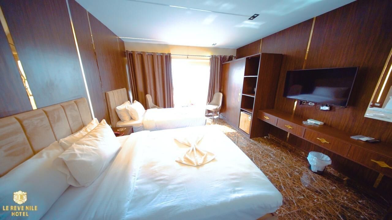 Quarto triplo luxo, vista para a cidade | Cofres nos quartos, quartos à prova de som, Wi-Fi de cortesia