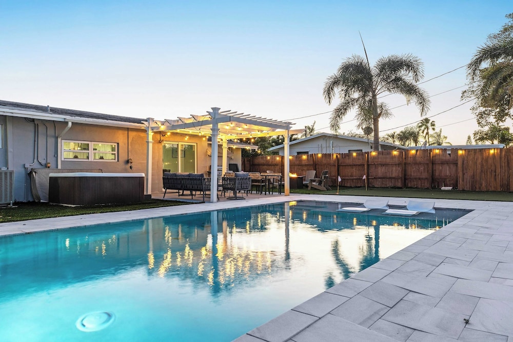 Pool, Hot Tub & Putting Green Near Deerfield Beach Oasis On Fourth By Avantstay - Pompano Beach, FL