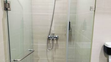 Quarto casal, vista para a cidade | Banheiro | Chuveiro, secador de cabelo, toalhas de banho
