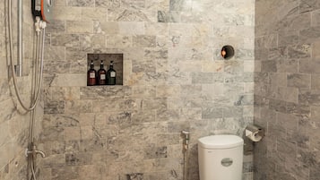 Um polibã e uma banheira separados, uma banheira de imersão total