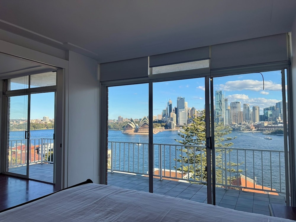 Harbour Front Apartment + Balcony View of Opera House & Harbour Bridge ...