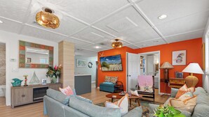 Uma sala de estar moderna com sofá, mesa de centro e objetos decorativos.