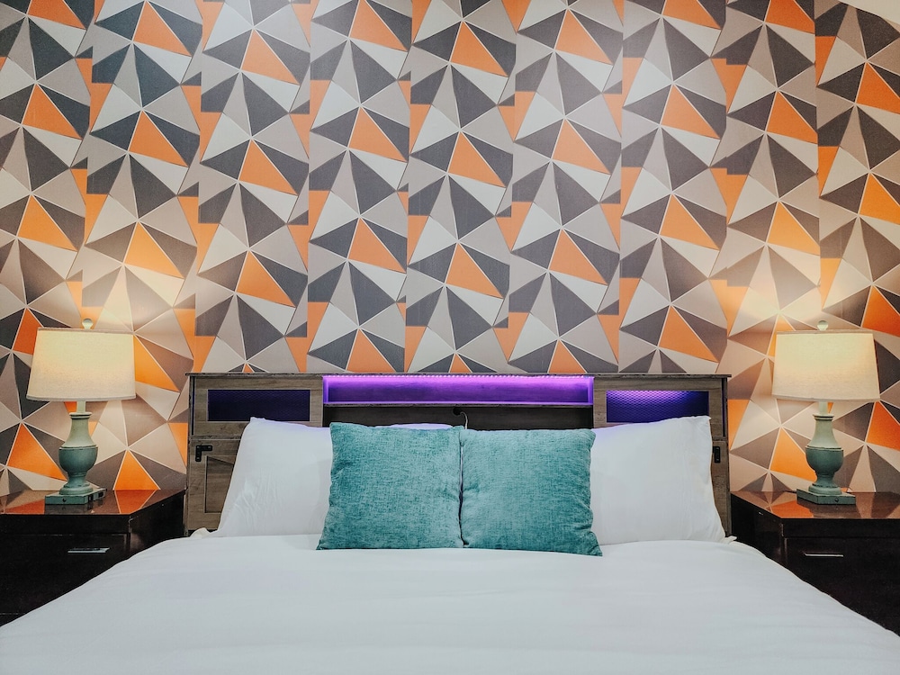 Walnut Premium / King Bed / 65" TV / Ping-Pong - Philadelphia | Vrbo