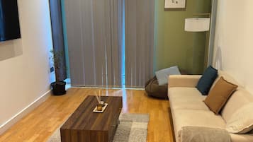 Apartamento, 1 quarto, Vista para a cidade | Sala | Livros
