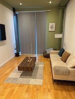 Apartamento, 1 quarto, Vista para a cidade | Sala | Livros 