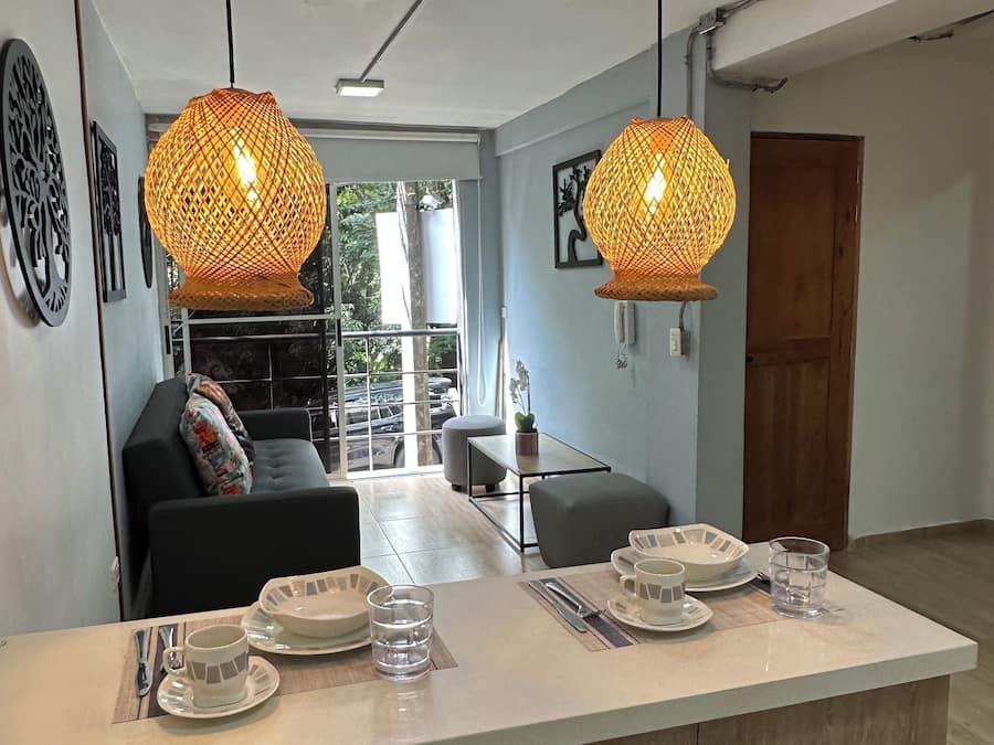 Apartamento superior, sacada, vista para o parque | Área de estar | TV de tela plana