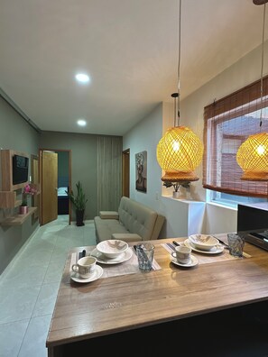 Apartamento família, vista para a cidade | Área de estar