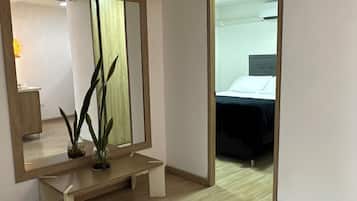 Apartamento standard, vista para o parque | Ferros/tábuas de passar roupa, Wi-Fi de cortesia