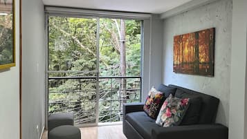 Apartamento superior, sacada, vista para o parque | Área de estar