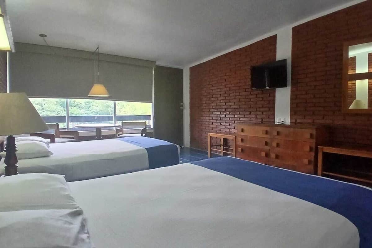 Quarto standard, para não fumantes | Cofres nos quartos, espaço de trabalho para notebook
