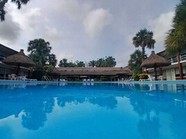 Piscina exterior, da(s) 8:00 à(s) 21:00, toldos gratuitos